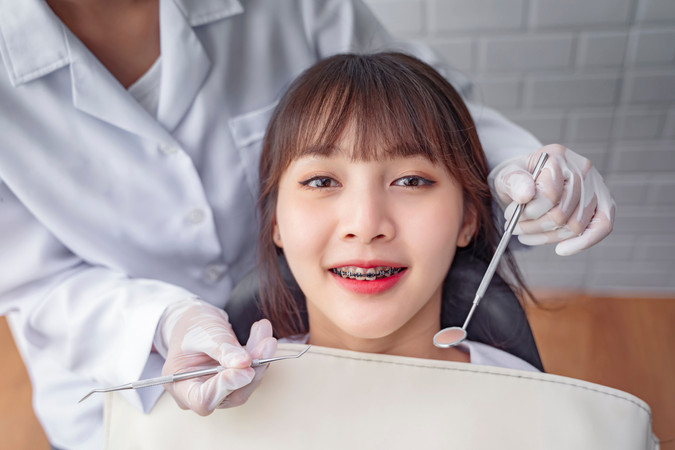 Pemasangan Behel Metal oleh drg. Spesialis Ortodontis di Klinik Gigi ...