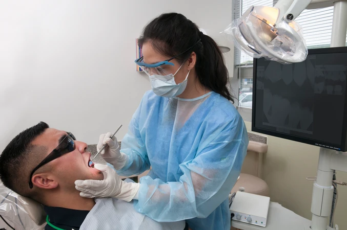 Paket Perawatan Saluran Akar Gigi Geraham Besar (Molar) dan Penambalan Gigi di FD Care | HDmall