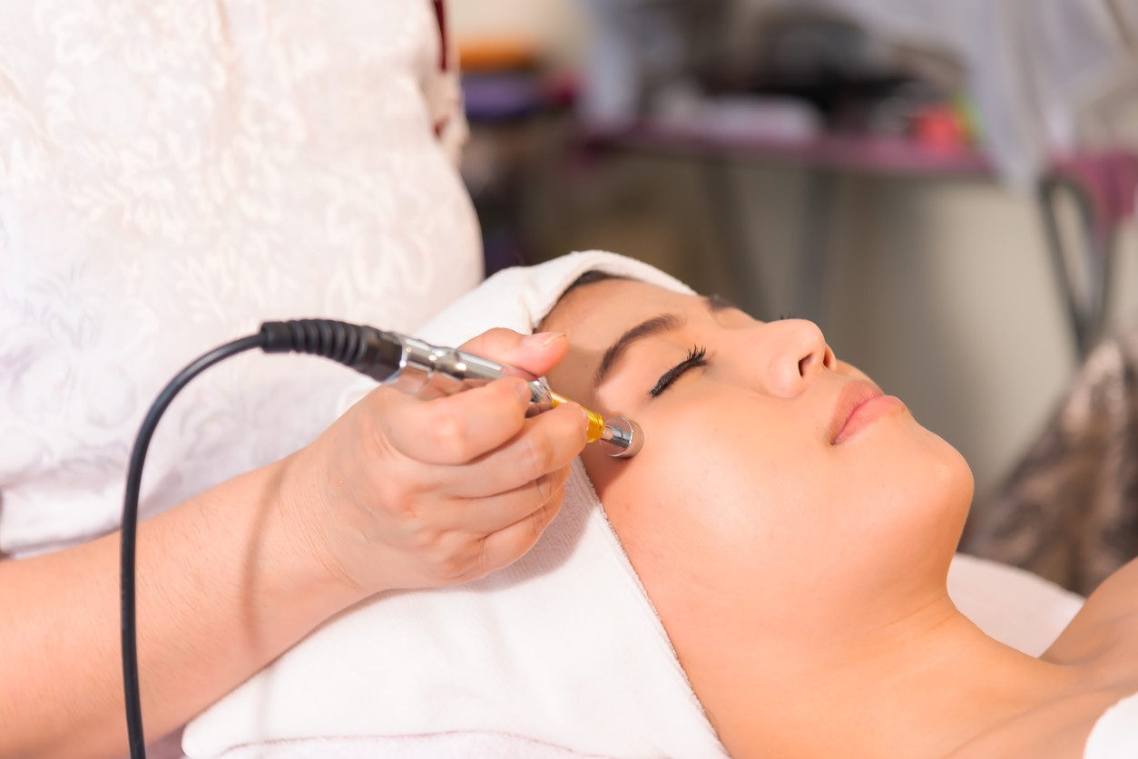 Mikrodermabrasi Facial di Aveia Clinic | HDmall
