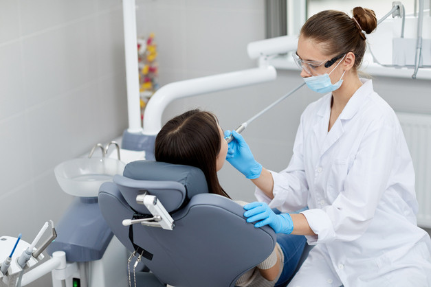 Scaling Gigi dengan Air Flow di Primera Dental | HDmall